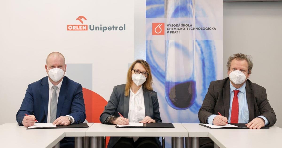 UCT Prague and ORLEN Unipetrol celebrate 20 years of cooperation by signing a new contract ...
